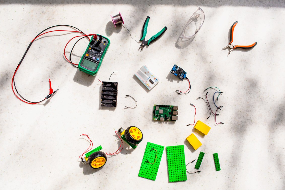 DIY a Raspberry Pi Robot With Your Kids - Open-Electronics